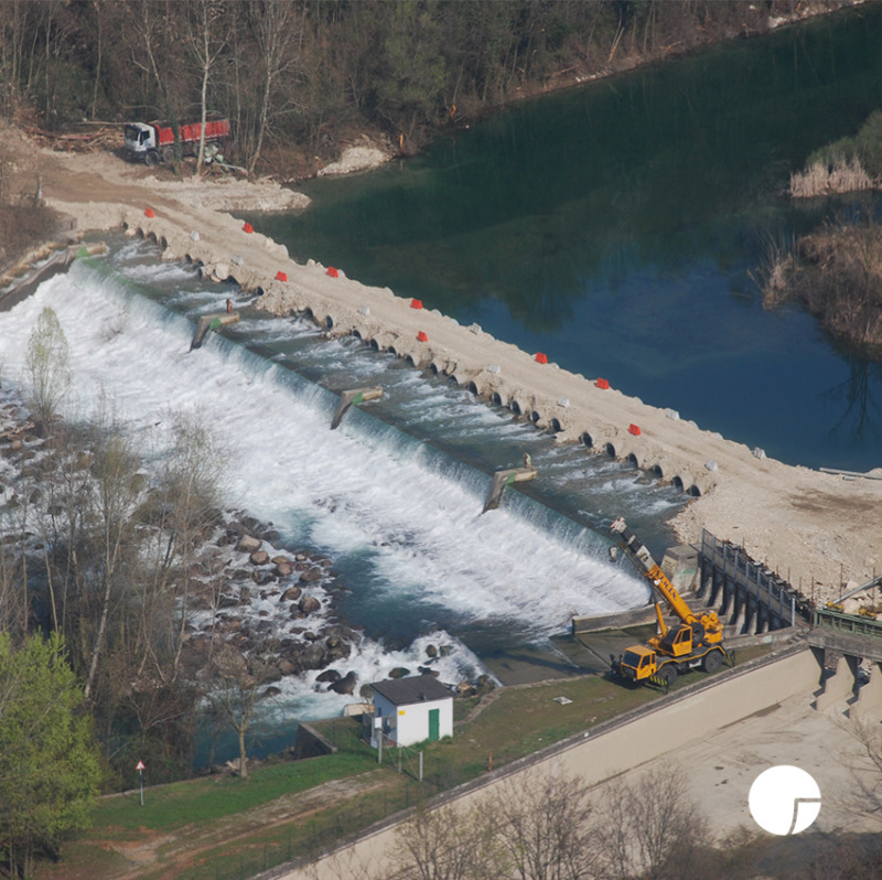 Weir with hydraulic actuated flap gates - Frosio Next